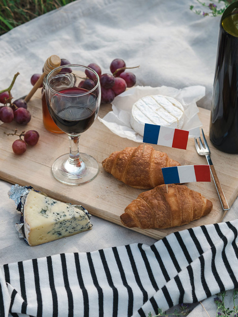 The aperitif, a privileged moment in France – Blog Learn French Fun